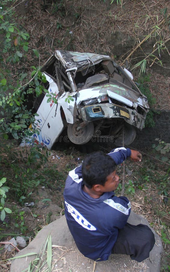 Bus accident crash editorial photo. Image of concept - 32404486