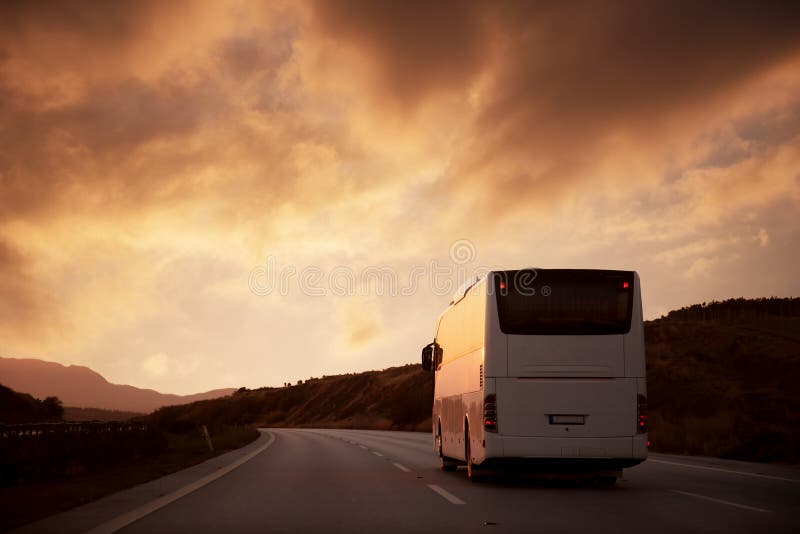 Bus Bianco Che Guida Sulla Strada Verso Il Tramonto Immagine Stock ...