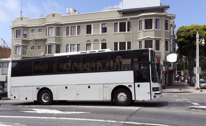 Bus Bianco Dello Statuto Di Giro Fotografia Stock - Immagine di ...