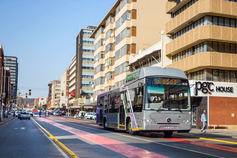Bus in Busstrook in Stadscentrum Redactionele Afbeelding - Image of ...