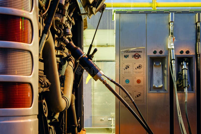 Bus an der CNG-Tankstelle stockbild. Bild von nachfüllung - 33290397