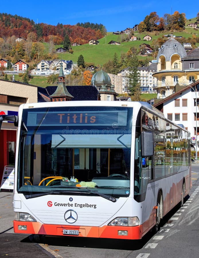 Bus am Engelberg-Eisenbahnbahnhofseingang Redaktionelles Bild - Bild ...