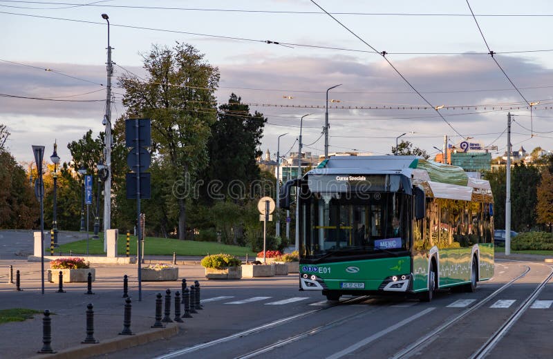 Bus in Iasi editorial photo. Image of crossroads, electric - 263729876