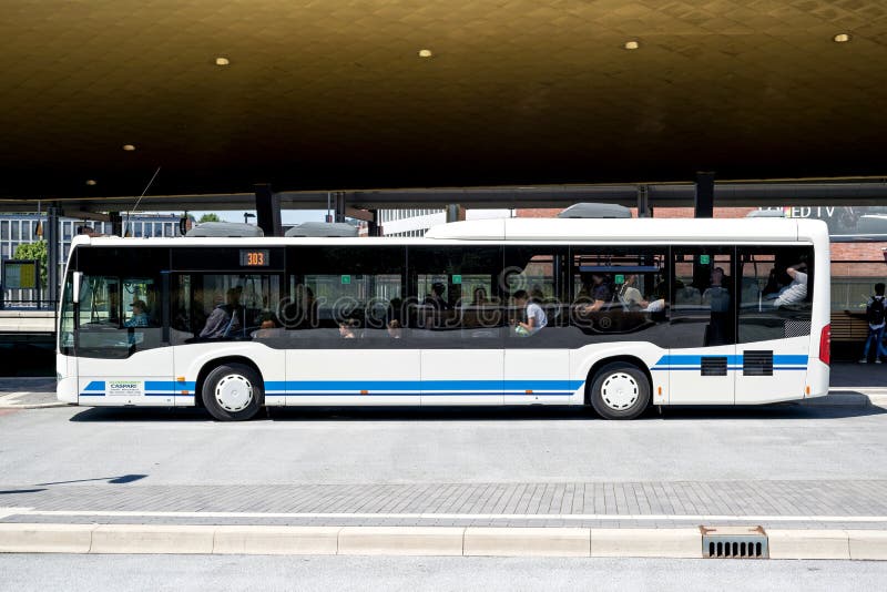 Bus normale fotografia editoriale. Immagine di itinerario - 124123587