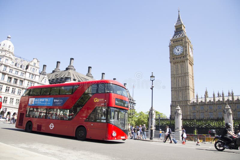 Bus Rosso Di Londra Che Passa Big Ben Fotografia Editoriale - Immagine ...
