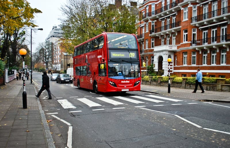 Bus Rosso Sulla Strada Dell'abbazia Fotografia Editoriale - Immagine di ...