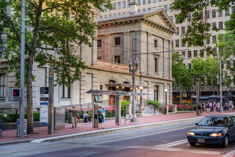 Bus stop Portland Oregon editorial image. Image of oregon - 82562530