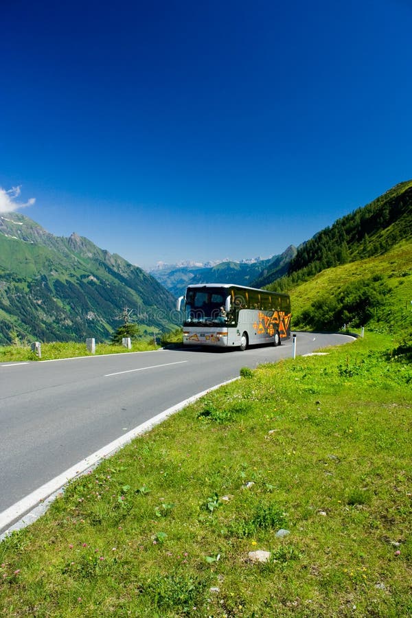 Bus Sur Une Route Dans Les Alpes Image stock - Image du métal, orange ...