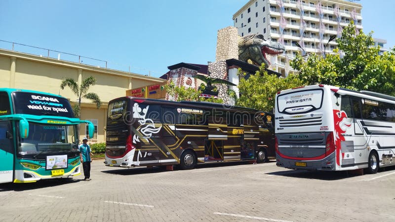 Bus Three in Front of the Dinosaur Tour Building Editorial Photo ...