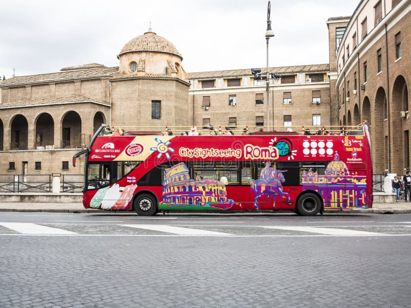 Bus Touristique De Rome - Visitant Le Pays Photo stock éditorial ...