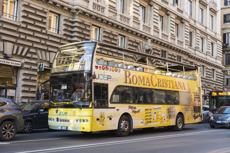 Bus Turístico De Roma - Haciendo Turismo Foto de archivo editorial ...