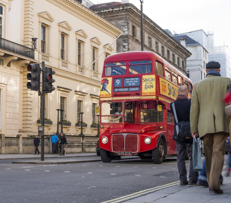 Bus Turistico Rosso Di Giro Di Londra Immagine Editoriale - Immagine di ...