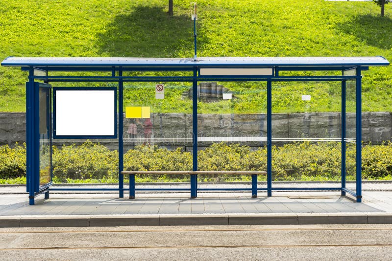 Bushalte Met Een Aanplakbord Stock Foto - Image of grijs, media: 43316574