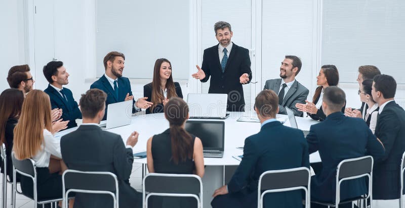144 Large Group Business People Sitting Round Table Stock Photos - Free ...