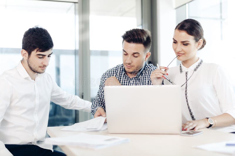 Business People, Office Life Stock Image - Image of discussion, concept ...