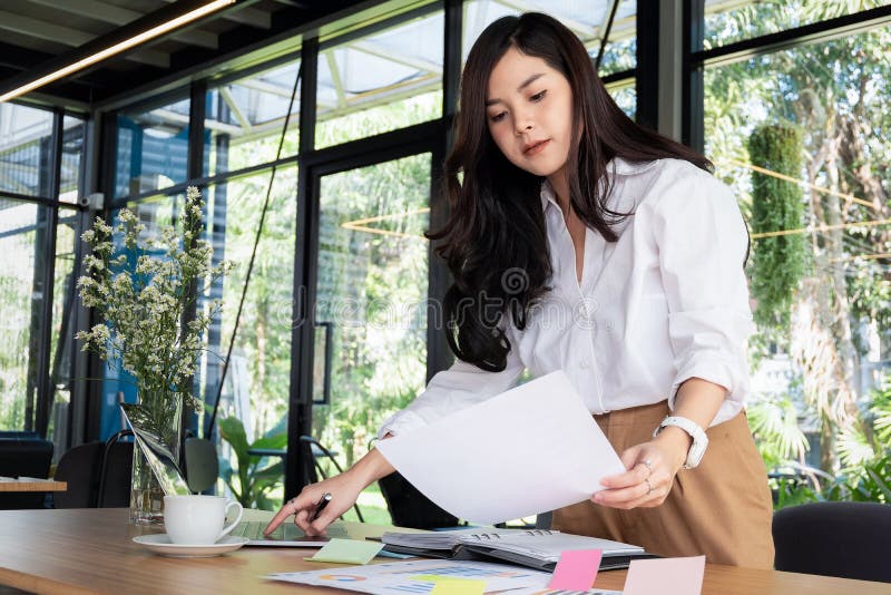 Business People Post it Notes Idea Discussing and Planning in of Stock ...