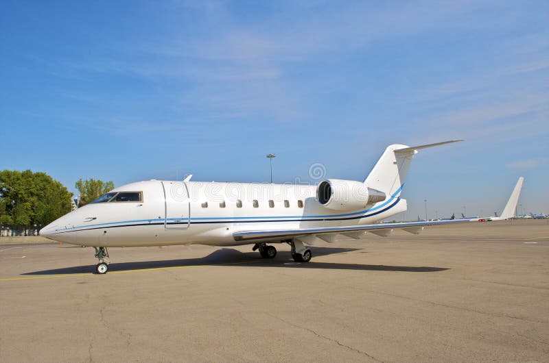 Private Gulfstream G550 Executive Airplane with Rolls Royce Wraith ...
