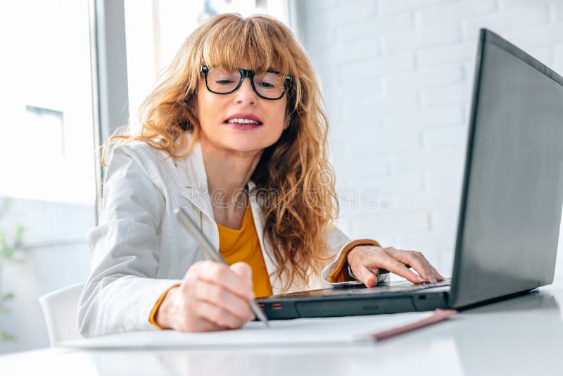 Business Woman with Computer Stock Image - Image of internet, start ...