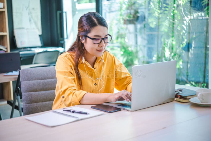 Business Woman Sits Working Online on a Laptop Computer in a Cafe Stock ...
