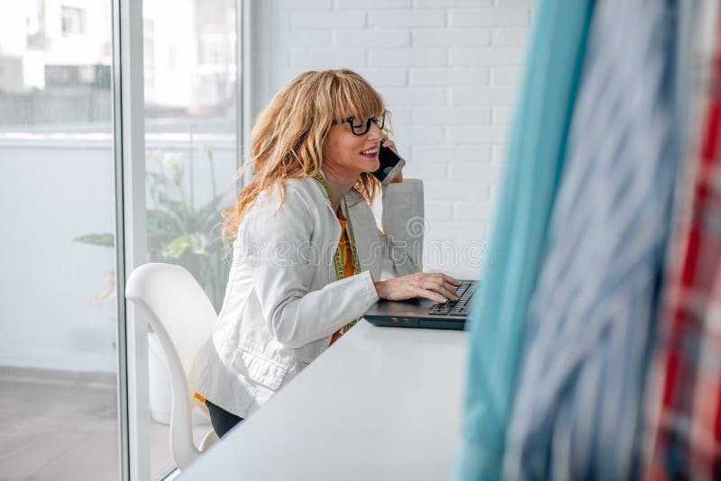 328 Computer Workstation Store Stock Photos - Free & Royalty-Free Stock ...