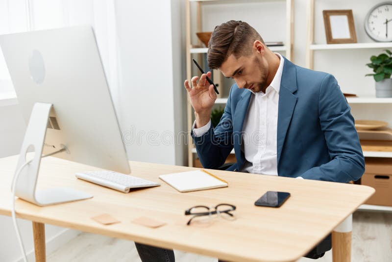 Businessmen Computer Desktop Work Self-confidence Paper Folder ...