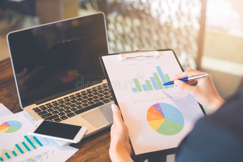 Businessmen are Using a Computer To Analysis Charts and Graphs R Stock ... Businessmen are Using a Computer To Analysis Charts and Graphs R Stock ...