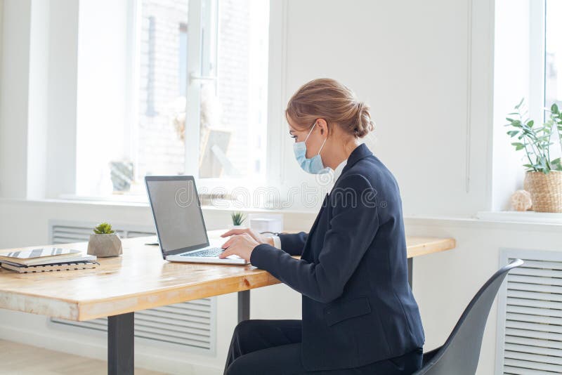 Businesswoman Wearing Face Mask while Working on a Computer Stock Photo ...