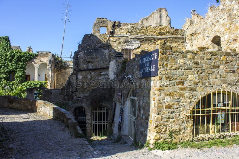 Bussana Vecchia, Italia foto editorial. Imagen de verano - 102245076