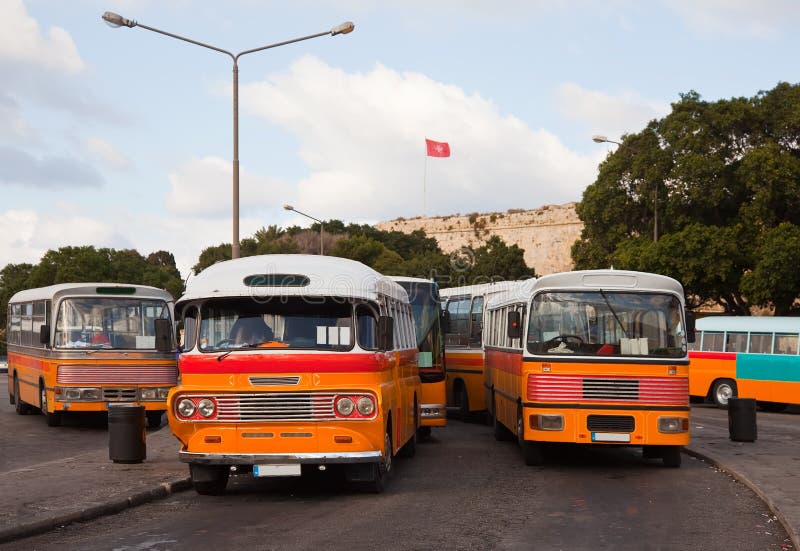 Gele bussen. Malta stock afbeelding. Image of voertuig - 17633529