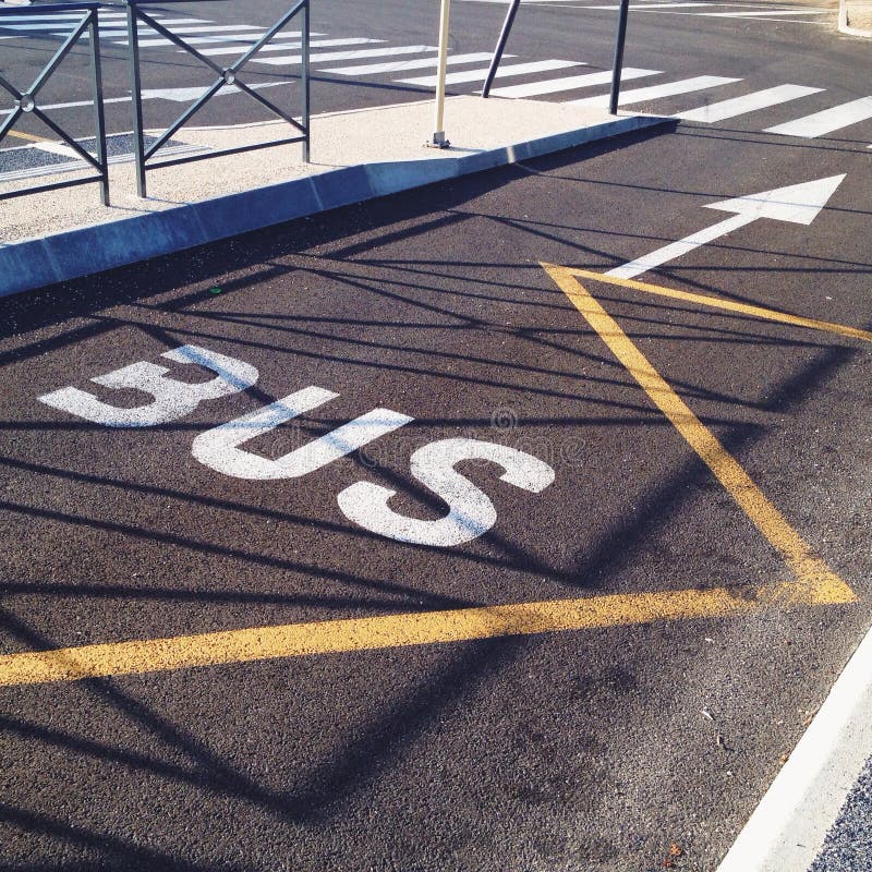 Busstrook stock afbeelding. Afbeelding bestaande uit verkeer - 8579367
