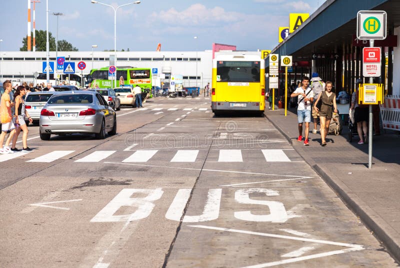 Busstrook Op Luchthaven Schoenefeld Redactionele Foto - Image of park ...