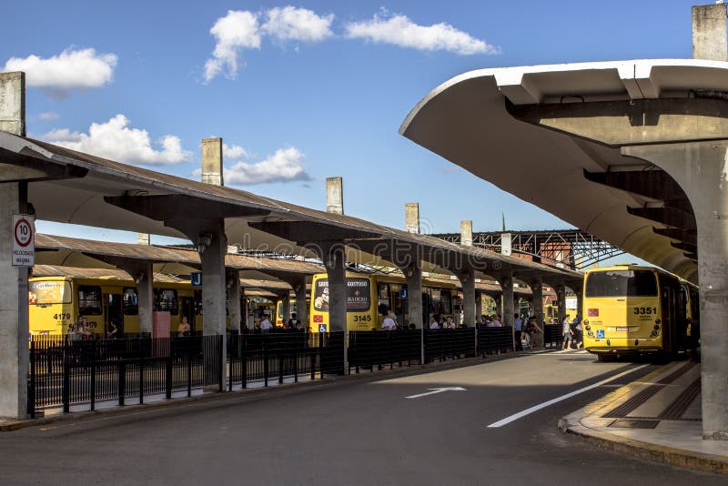 Busterminal redactionele foto. Afbeelding bestaande uit passagiers ...