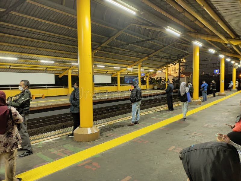 Busy Night at Gondangdia Train Station. Editorial Stock Image - Image ...
