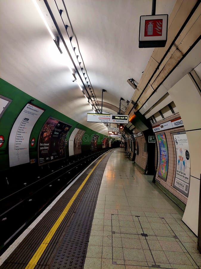 A Busy Paddington Platform during the Rush Hour on the Bakerloo Line ...