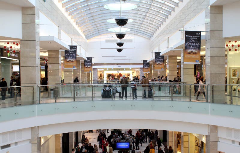 Busy shopping mall editorial photography. Image of centre - 22502262