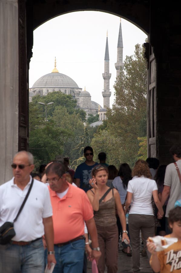 Busy street in Istanbul editorial photo. Image of oriental - 93695941