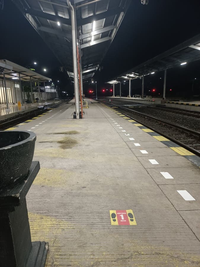 Busy Train Station in the Middle of the Night Stock Image - Image of ...