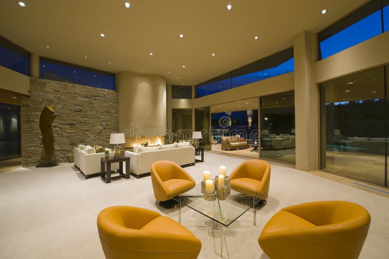 Butacas Modernas En Sala De Estar Espaciosa Foto de archivo - Imagen de ...