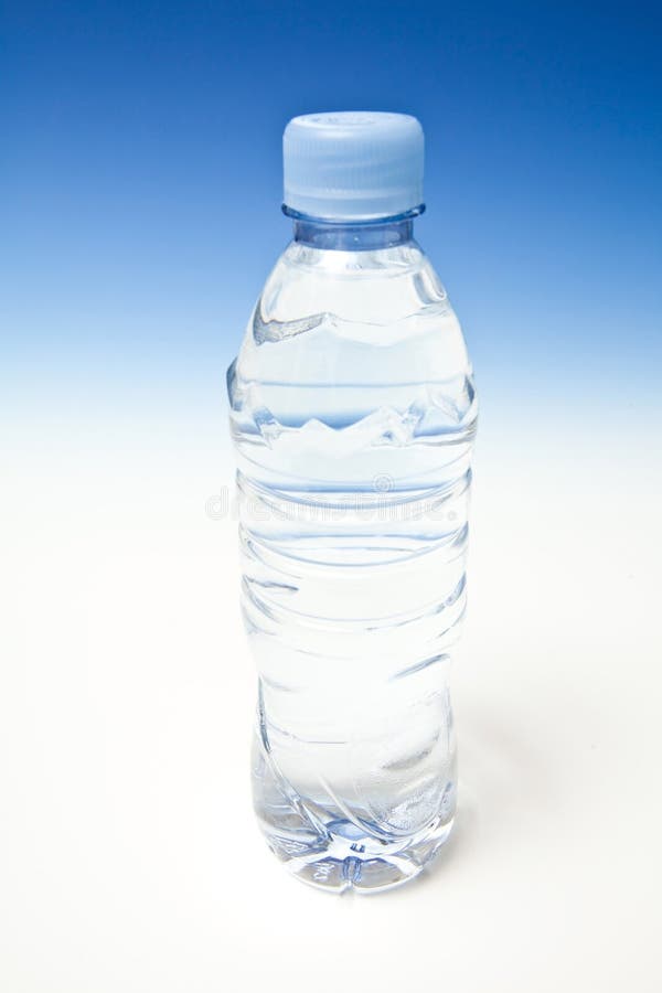 Flaska Med Mineralvatten Isolerad Arkivfoto - Bild av vatten, dricka ...