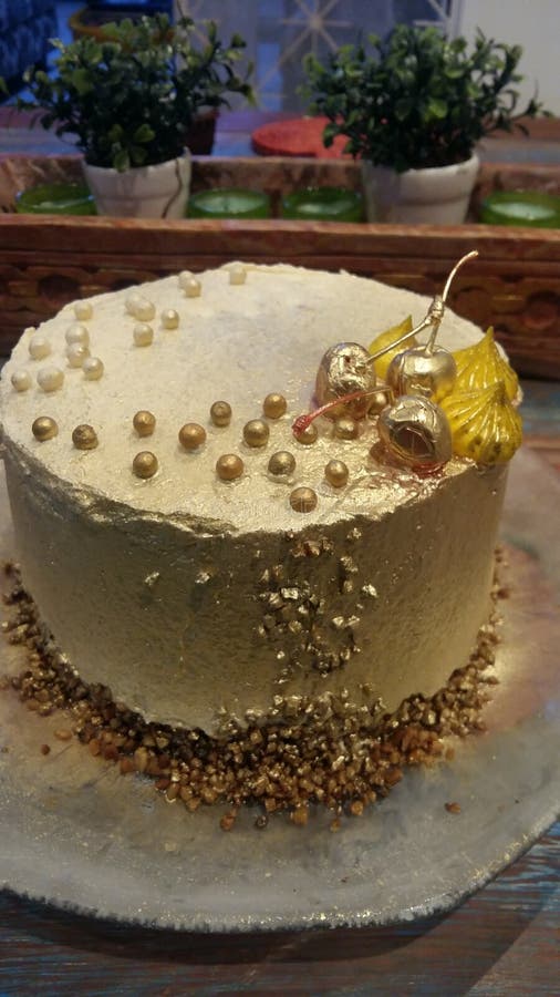 Buttercream cake Baker stock image. Image of icing, cupcake - 175486851