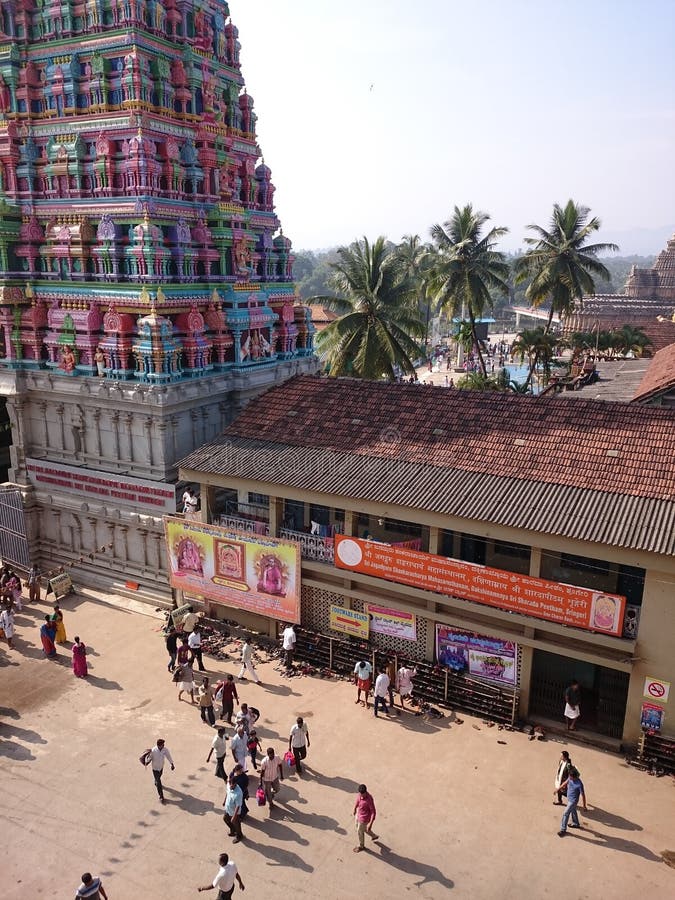 Buzzing Life editorial photography. Image of street, buzzing - 84557152