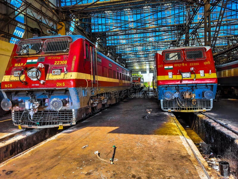 Multiple Indian Railways Conventional WAP-4 Locomotives 22314 and 22308 ...