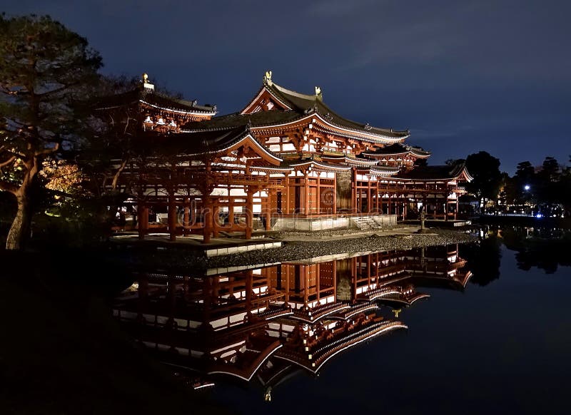 Byodo-in Japanese Temple Reflected in the Evening Pond Stock Photo ...