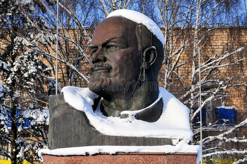 Byst Av Lenin Nära Tältet För Nomad` S Arkivfoto - Bild av konst, folk: 102418288