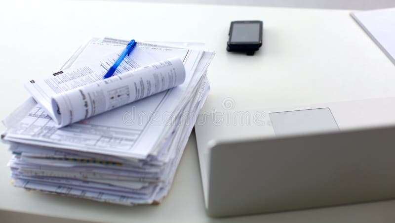 Bärbar Dator Med Bunten Av Mappar På Tabellen På Vit Arkivfoto - Bild av skrivbord, information ...