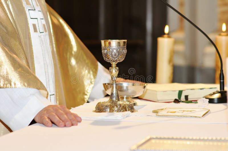 Cálice no altar imagem de stock. Imagem de cerimônia - 37581189