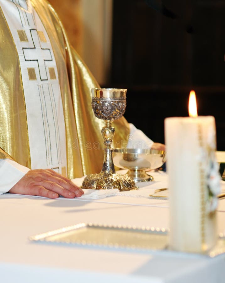 Cáliz En El Altar Para La Adoración Foto de archivo - Imagen de dios ...