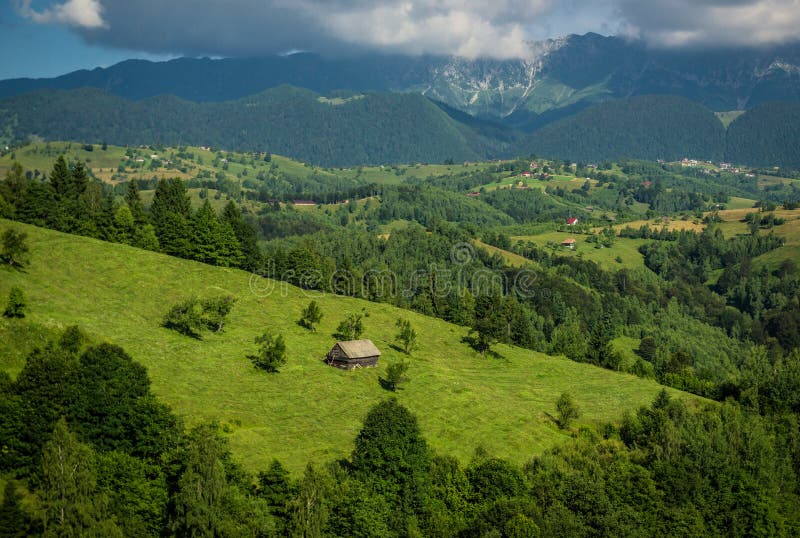 Refugio De Madera En Las Montañas, Cárpatos, Transilvania, Rumania ...
