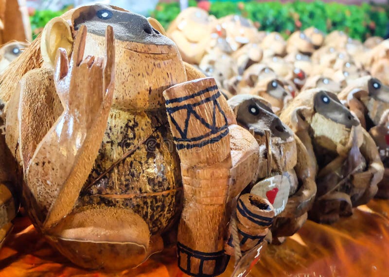 Un Mono Con Un Coco En El Salvaje, Indonesia La Isla De Vagos Foto de ...