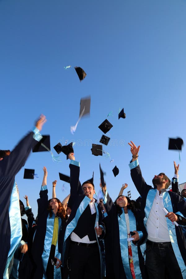 Chapeaux De Graduation De Lancer Photo stock - Image du université ...